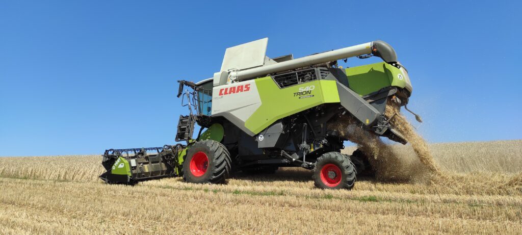 Une CLAAS TRION 540 MONTANA 4 en exclusivité du Tarn - Fédération des ...